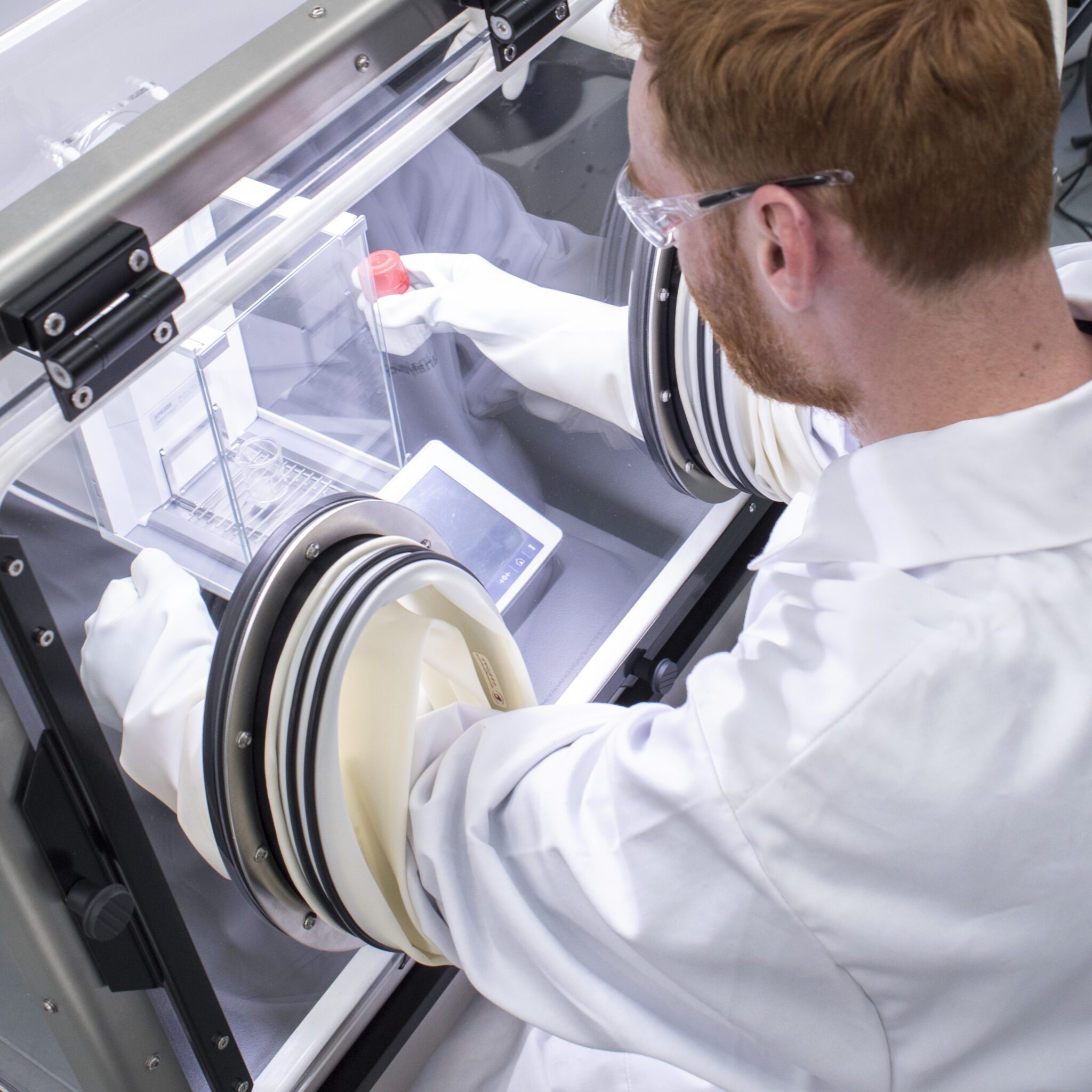 Glovebox-Systeme für geschütztes Arbeiten | a1